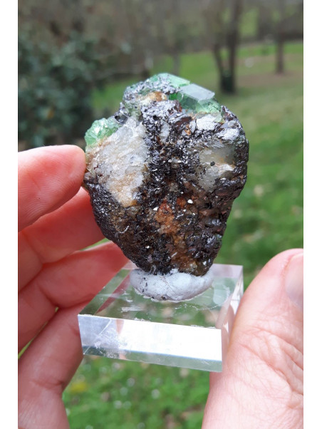 TSAVORITE SUR GRAPHITE - MERELANI HILLS, TANZANIE