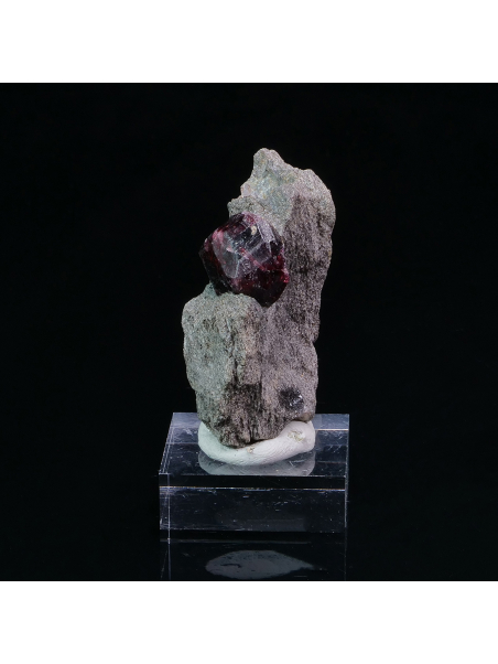 GARNET var. ALMANDINE - Garnet Ledge, Wrangell, Alaska, USA